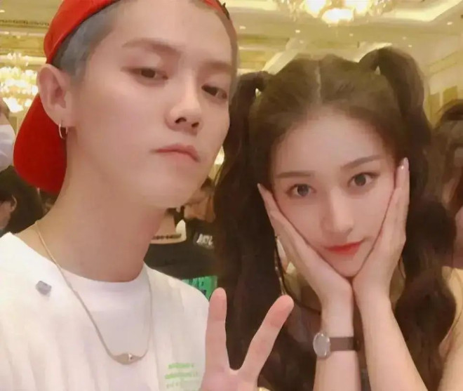 关晓彤也走上了露肉赛道，穿透视裙不遮不挡，下半身差点走光 -6parkbbs.com